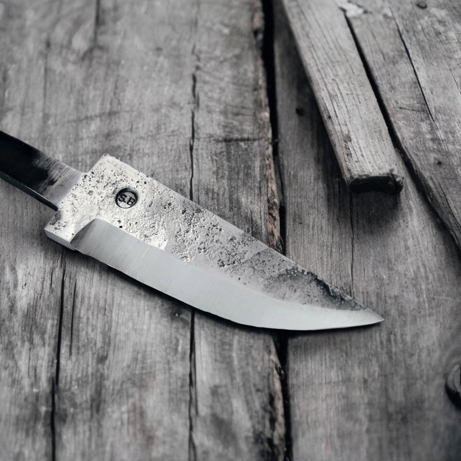 Köp Knivblad smidda i Kolstål, Rostfritt & Damask | Vvknives